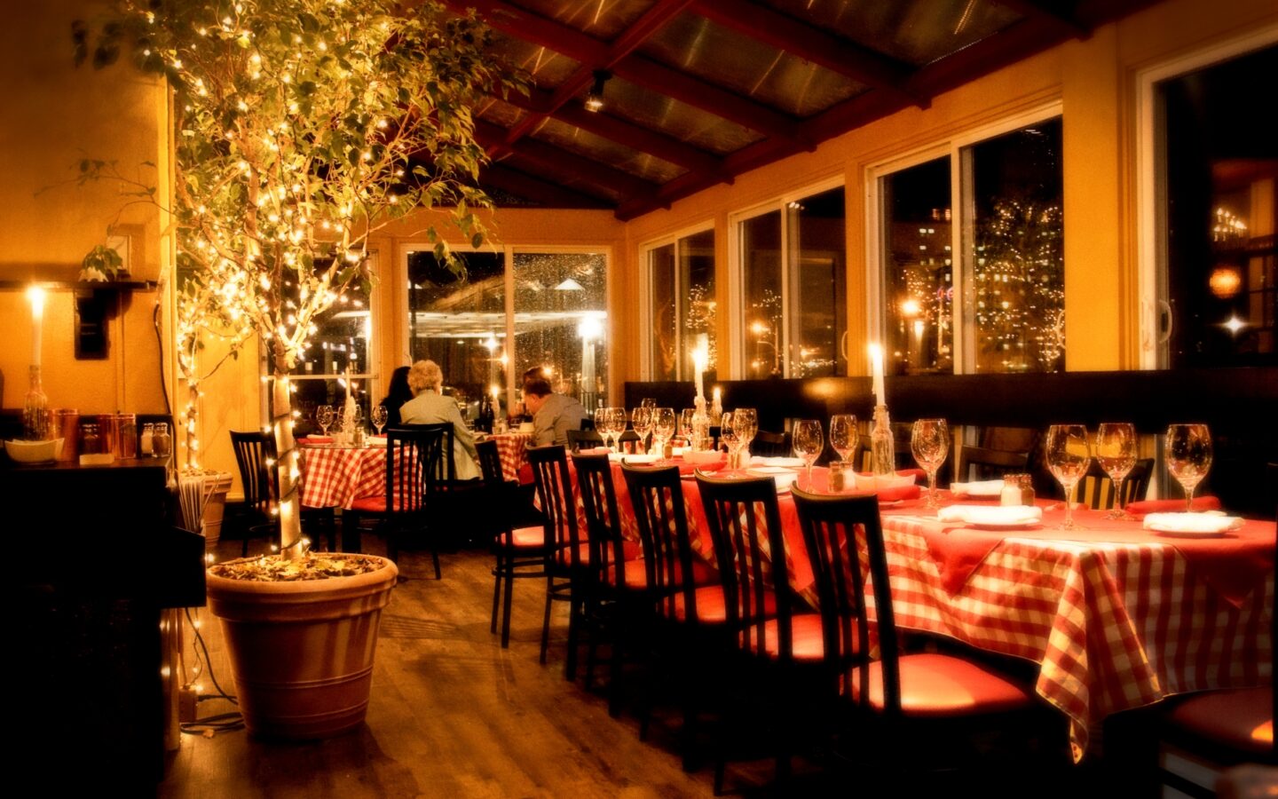 Decor & Staff - Le Bistro By Liz - Charming French Bistro